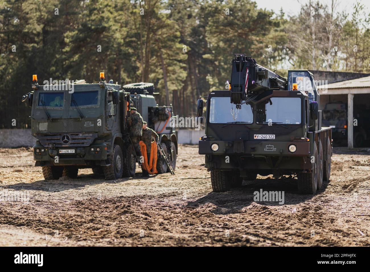 Grinding Angle, Deutschland. 16th Mar, 2023. Bison recovery vehicle (L ...