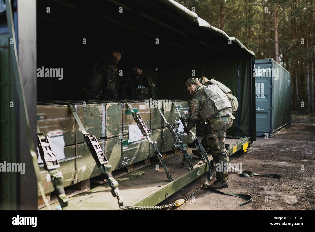 Grinding Angle, Deutschland. 16th Mar, 2023. Soldiers secure a load ...