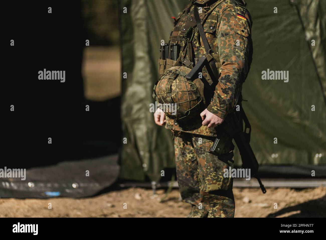 Grinding Angle, Deutschland. 16th Mar, 2023. A soldier with helmet and ...