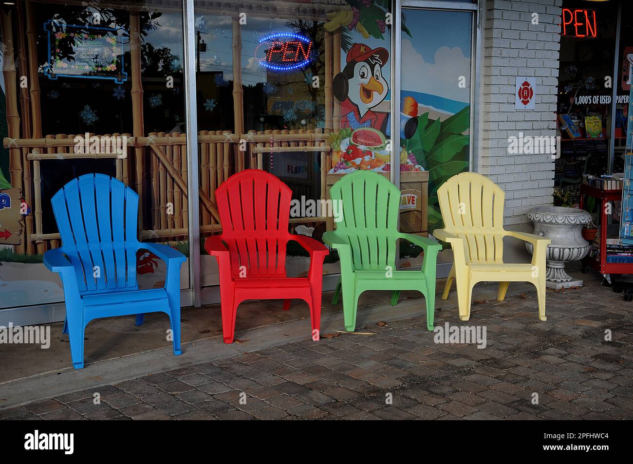 OCOEE/ORLANDO / FLORIDA / USA - 01 December 2017. Book rack store and ...