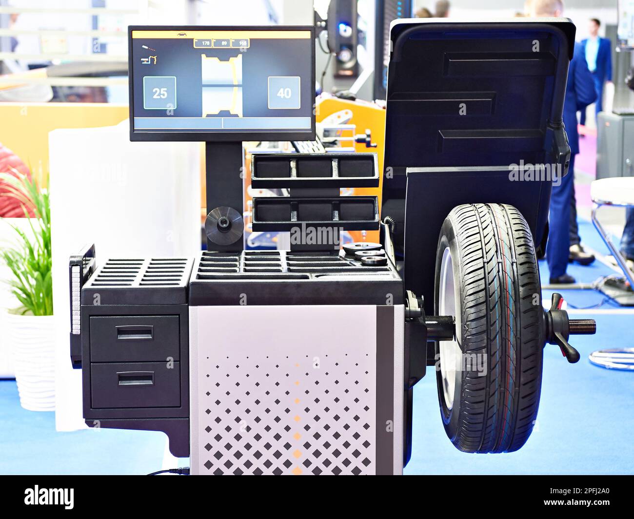 Stand for balancing the wheels of the car Stock Photo - Alamy