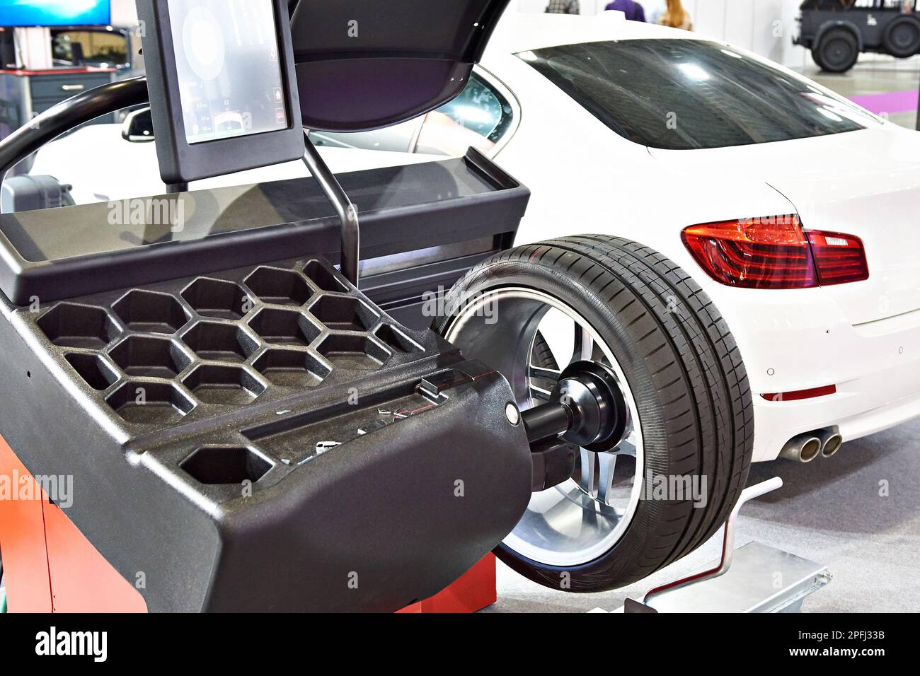 Stand for balancing the wheels of the car Stock Photo - Alamy