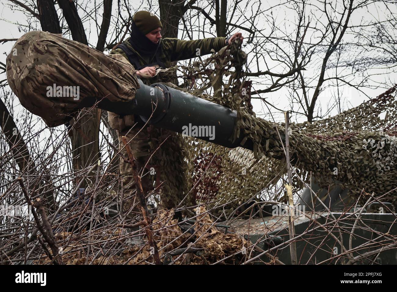 An Ukrainian soldier prepares a self-propelled howitzer "Acacia" to ...