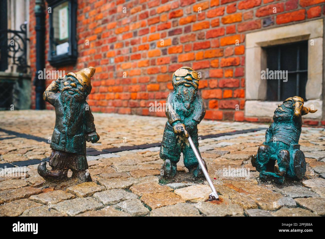 The Dwarfs of Wroclaw. Dwarfsculptures lurking and hiding around every ...