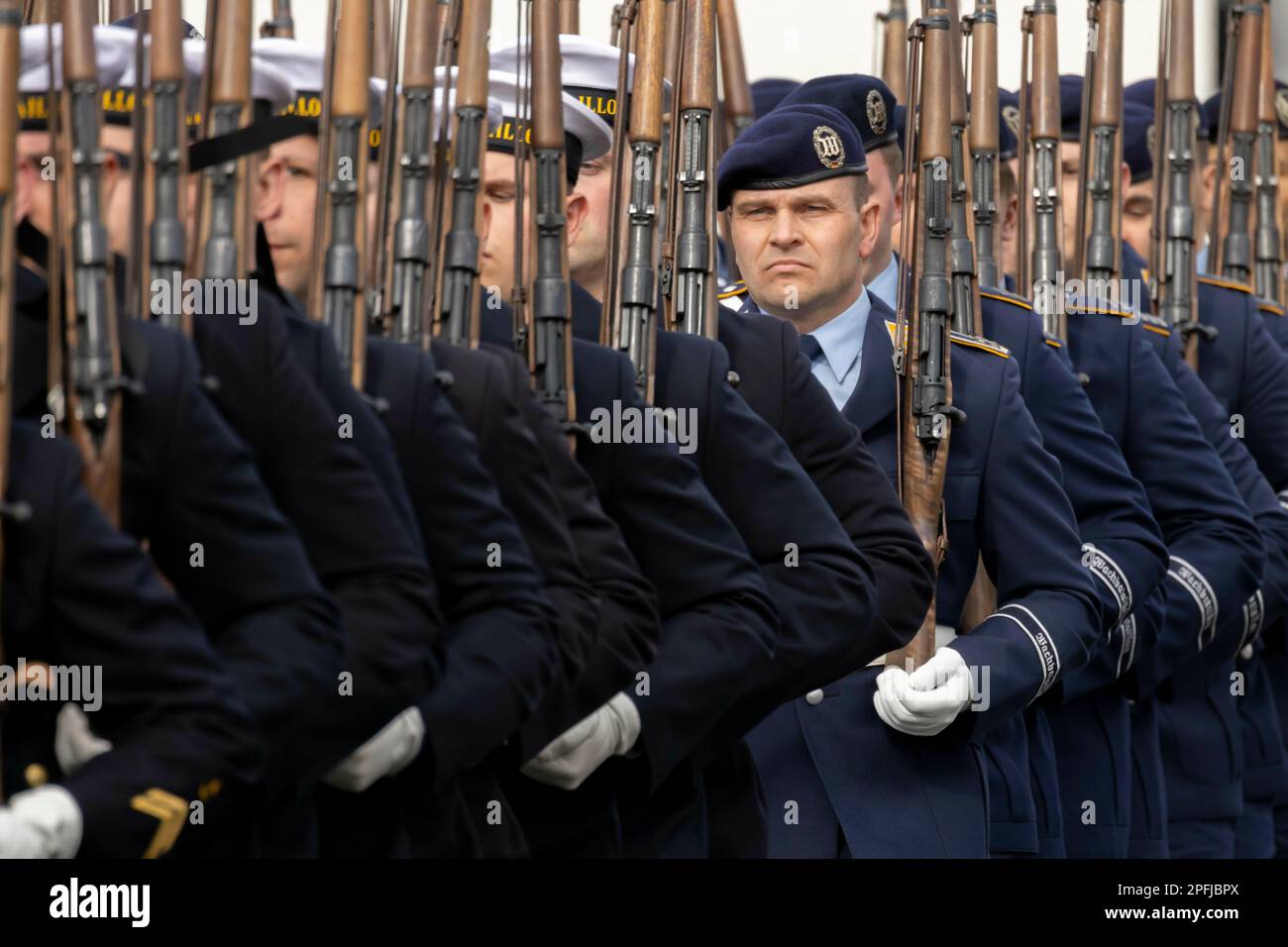 Berlin, Deutschland. 17th Mar, 2023. Navy and Air Force Soldiers of the ...