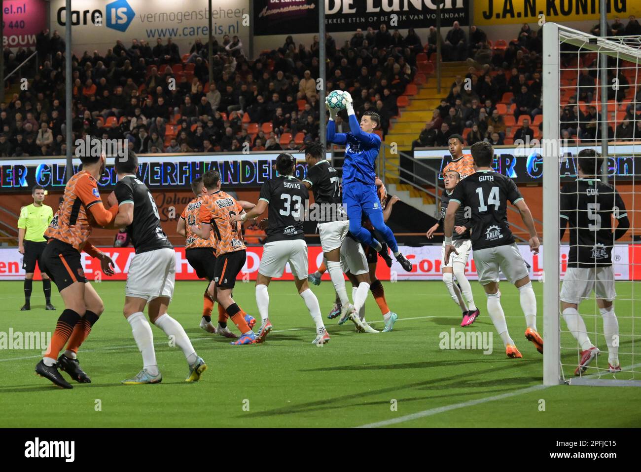 VOLENDAM - Fortuna Sittard goalkeeper Ivor Pandur (c) during the Dutch ...