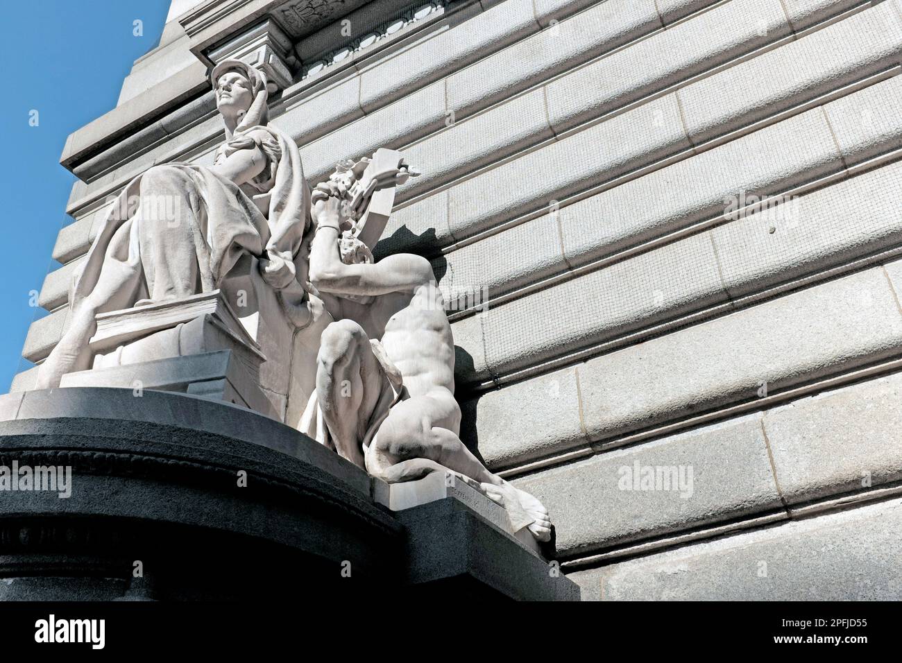 Sculpture representing us justice system hi-res stock photography and ...
