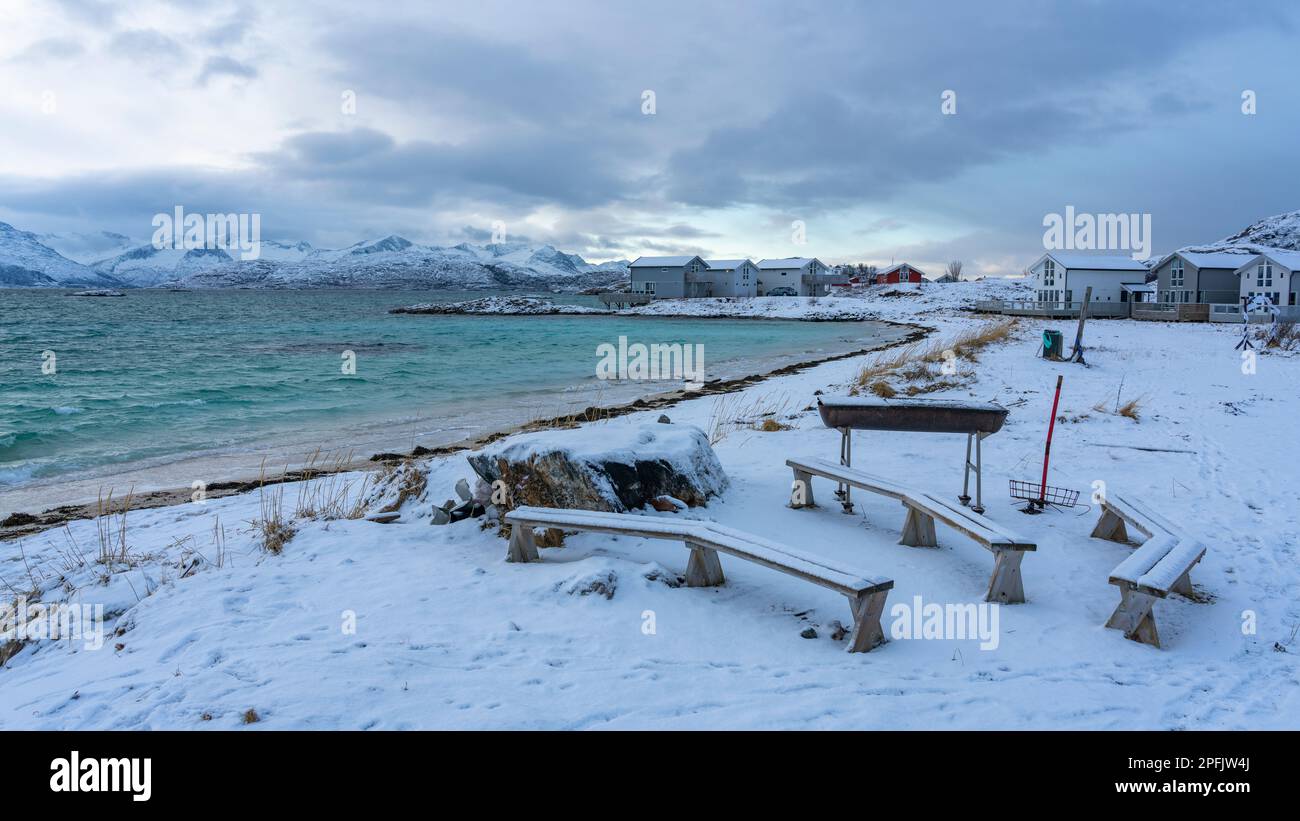 Sitzbereich am Strand von Hillesøya, Grillplatz am Ufer des ...