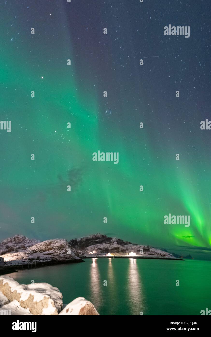tanzende Nordlichter über dem Dorf Brensholmen auf der Insel Kvaløya ...