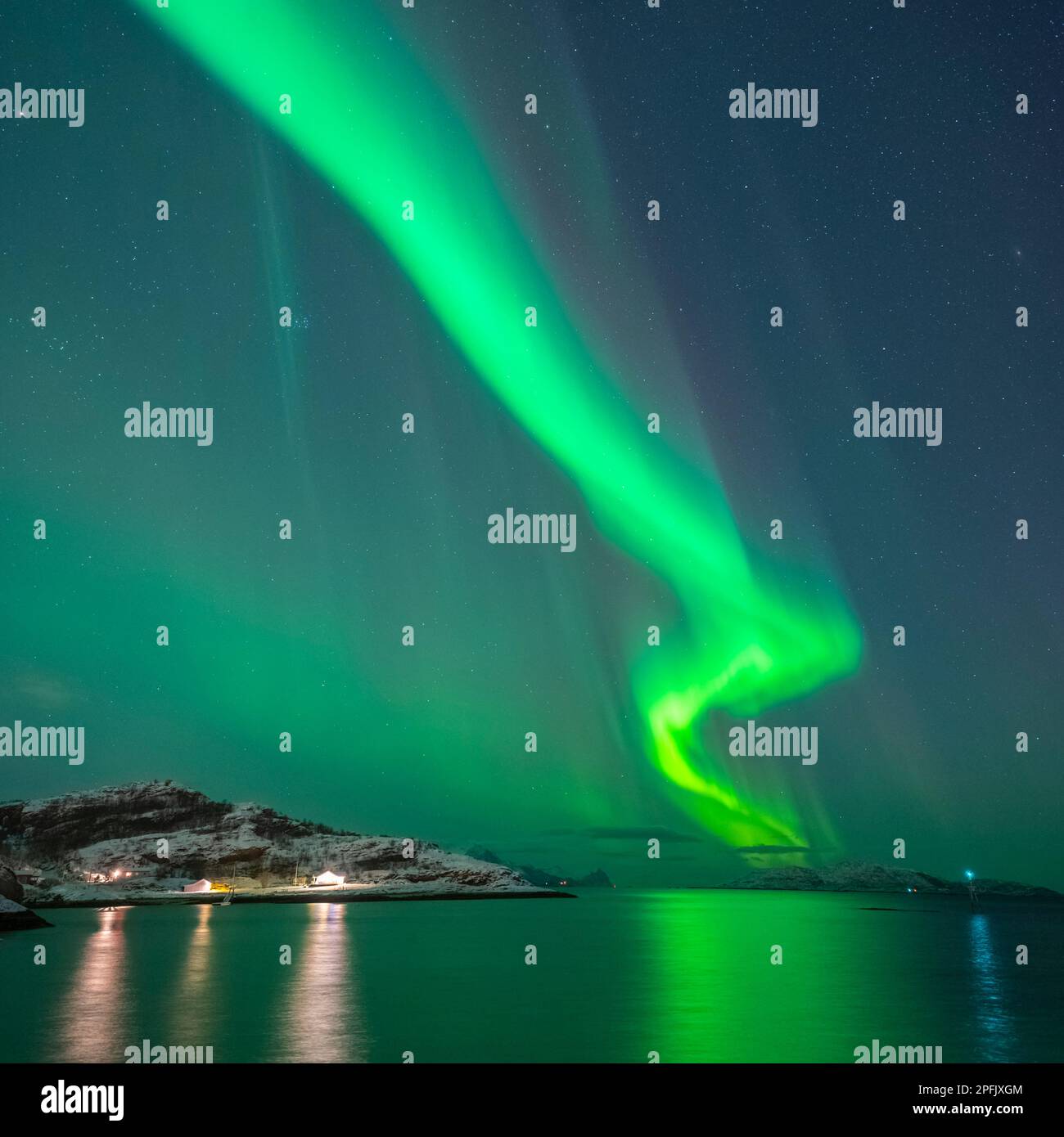 tanzende Nordlichter über dem Dorf Brensholmen auf der Insel Kvaløya ...