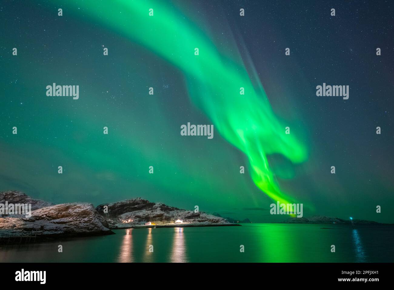 tanzende Nordlichter über dem Dorf Brensholmen auf der Insel Kvaløya ...