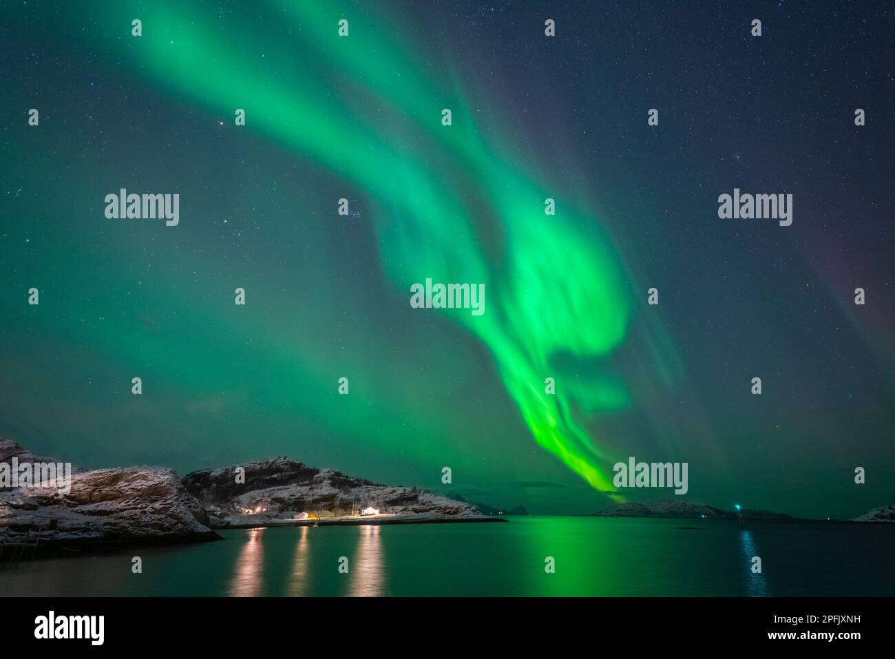 tanzende Nordlichter über dem Dorf Brensholmen auf der Insel Kvaløya ...