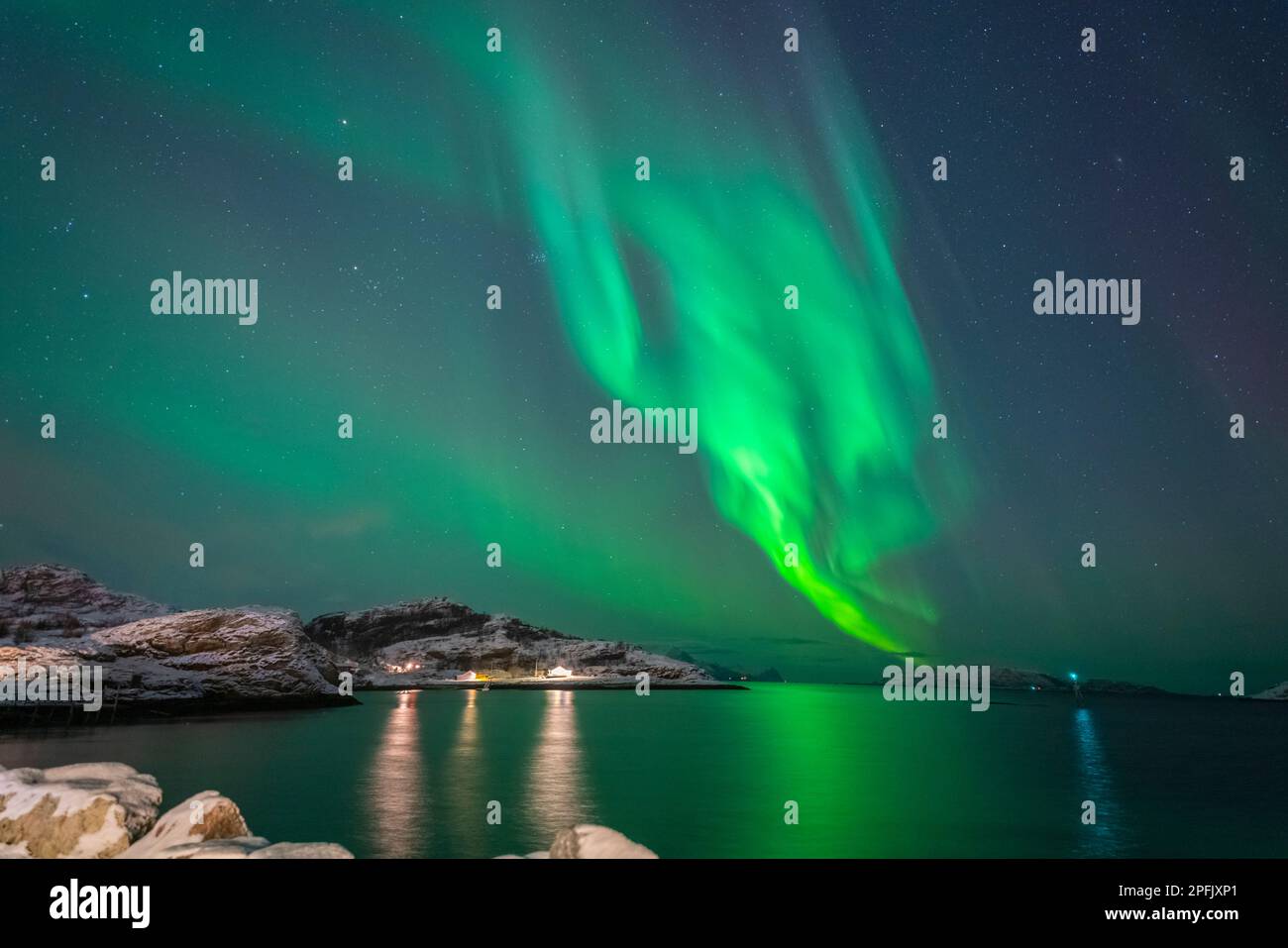 tanzende Nordlichter über dem Dorf Brensholmen auf der Insel Kvaløya ...