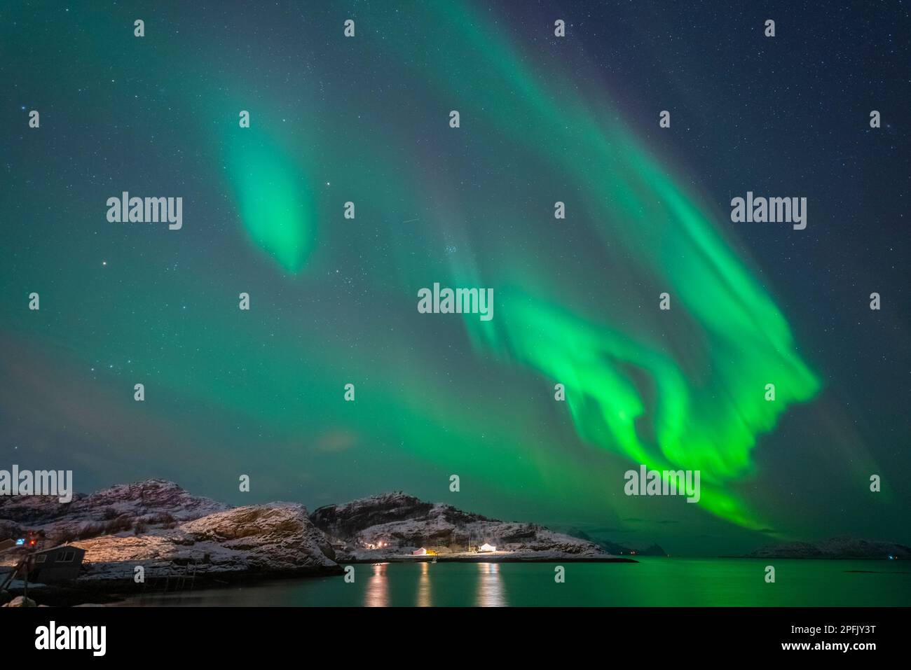 tanzende Nordlichter über dem Dorf Brensholmen auf der Insel Kvaløya ...