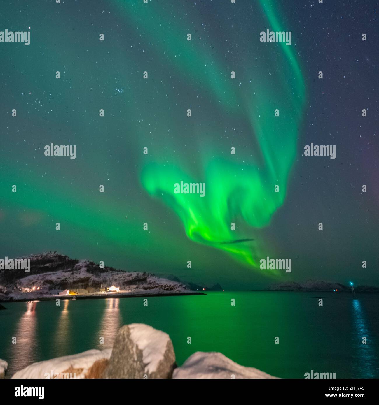 tanzende Nordlichter über dem Dorf Brensholmen auf der Insel Kvaløya ...