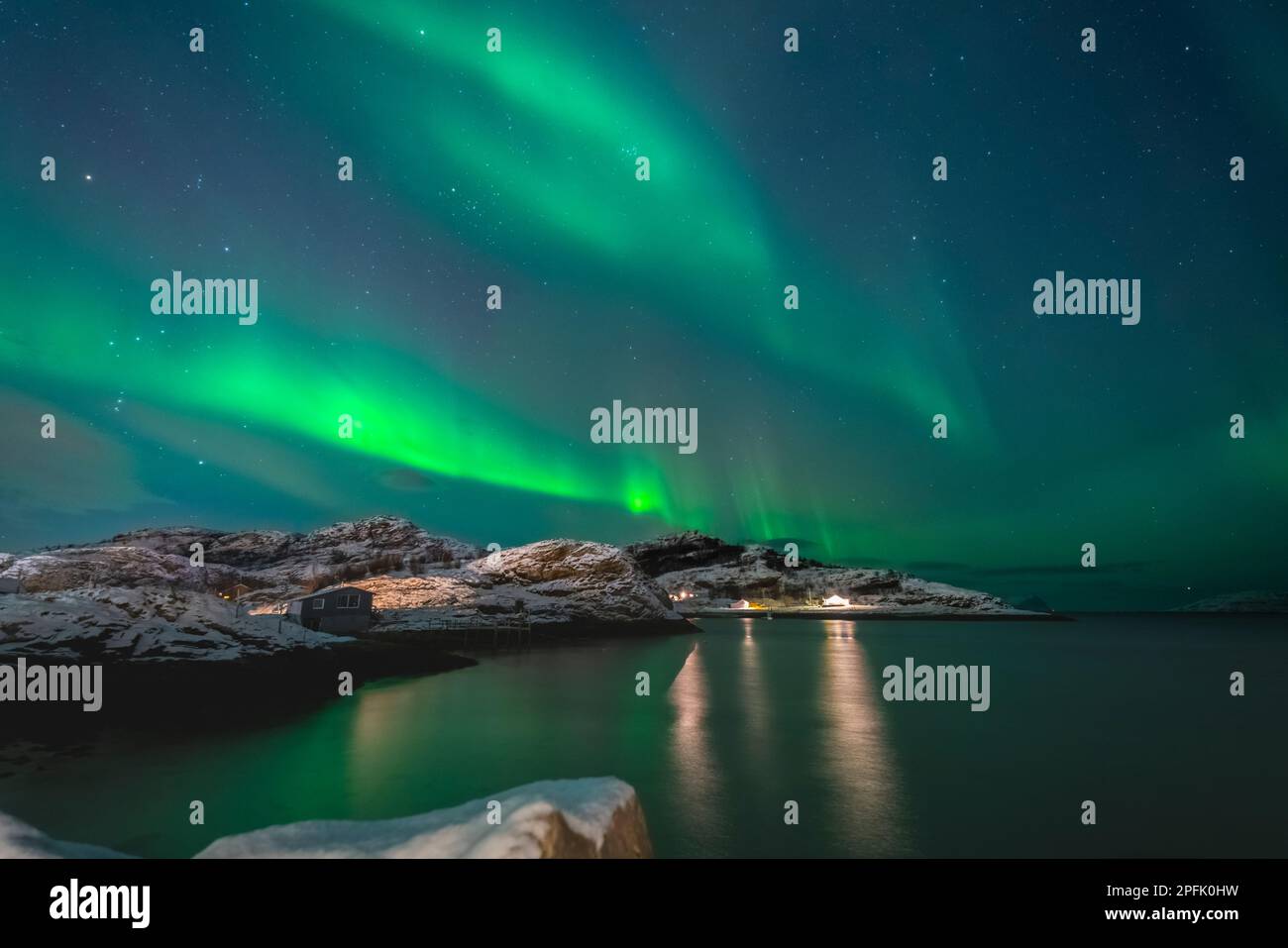 tanzende Nordlichter über dem Dorf Brensholmen auf der Insel Kvaløya ...