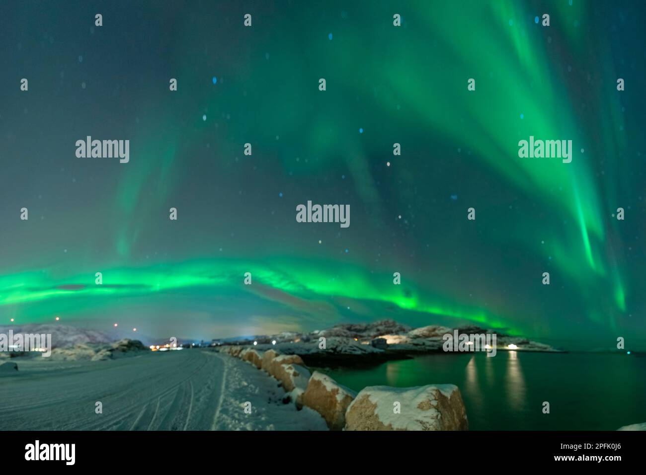 tanzende Nordlichter über dem Dorf Brensholmen auf der Insel Kvaløya ...