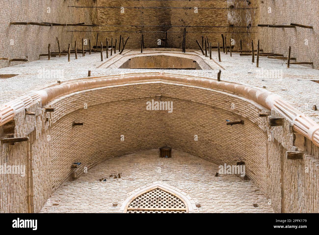 Mausoleum detail gate door entrance hi-res stock photography and images ...