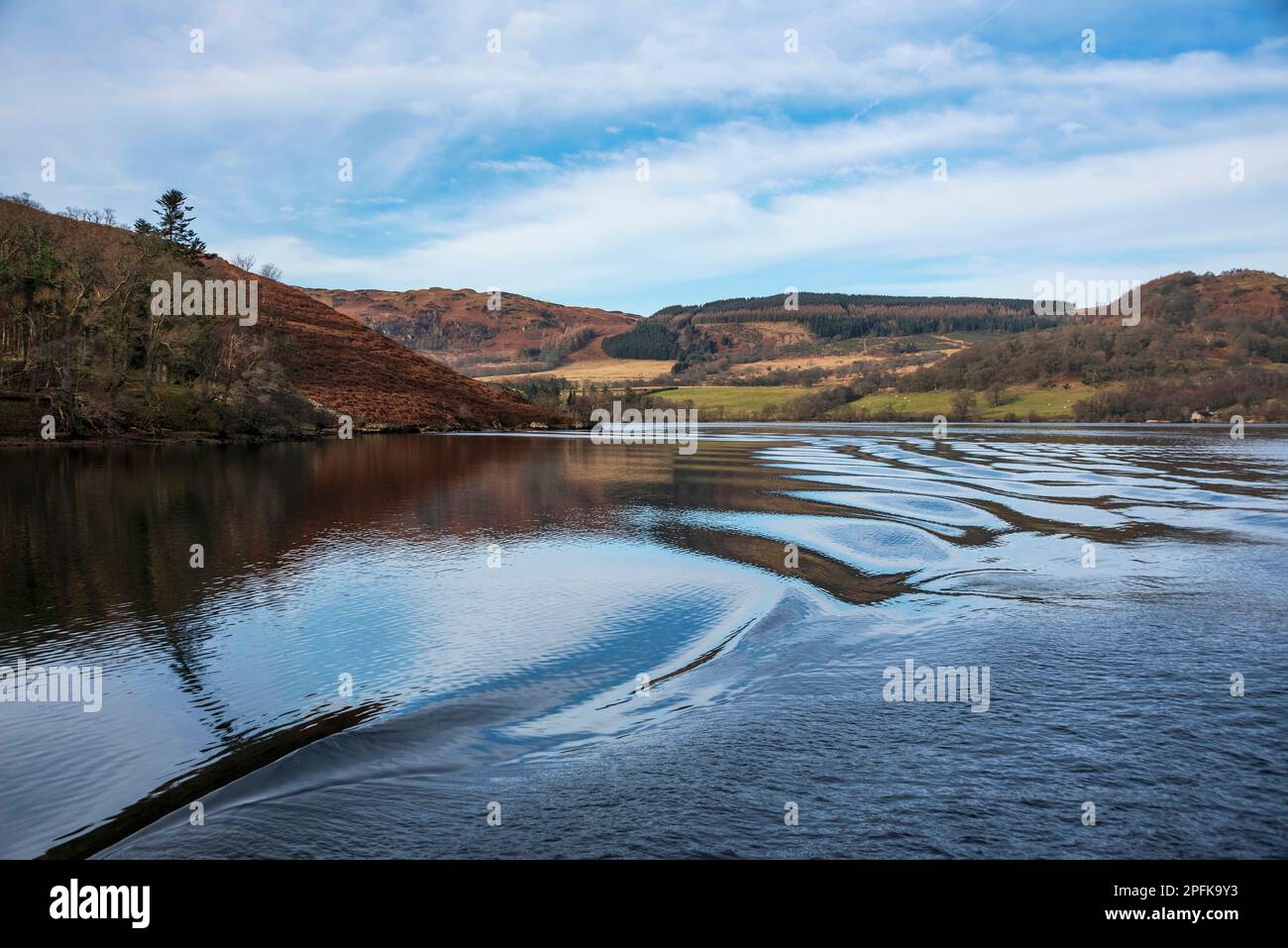 Beautiful Winter landscape image viewed from boat on Ullswater in Lake ...