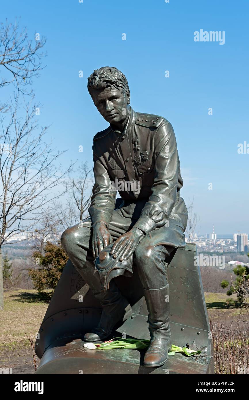 Military Pilots (Leonid Bykov) Monument in Kyiv Ukraine. Statue of ...