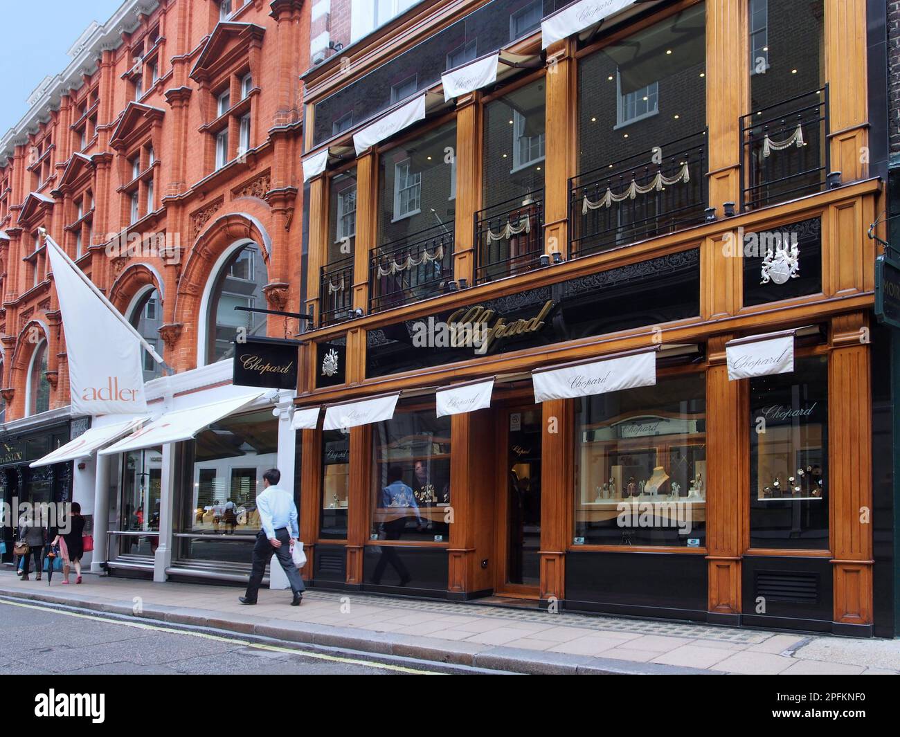 Shoppers on bond street hi-res stock photography and images - Alamy