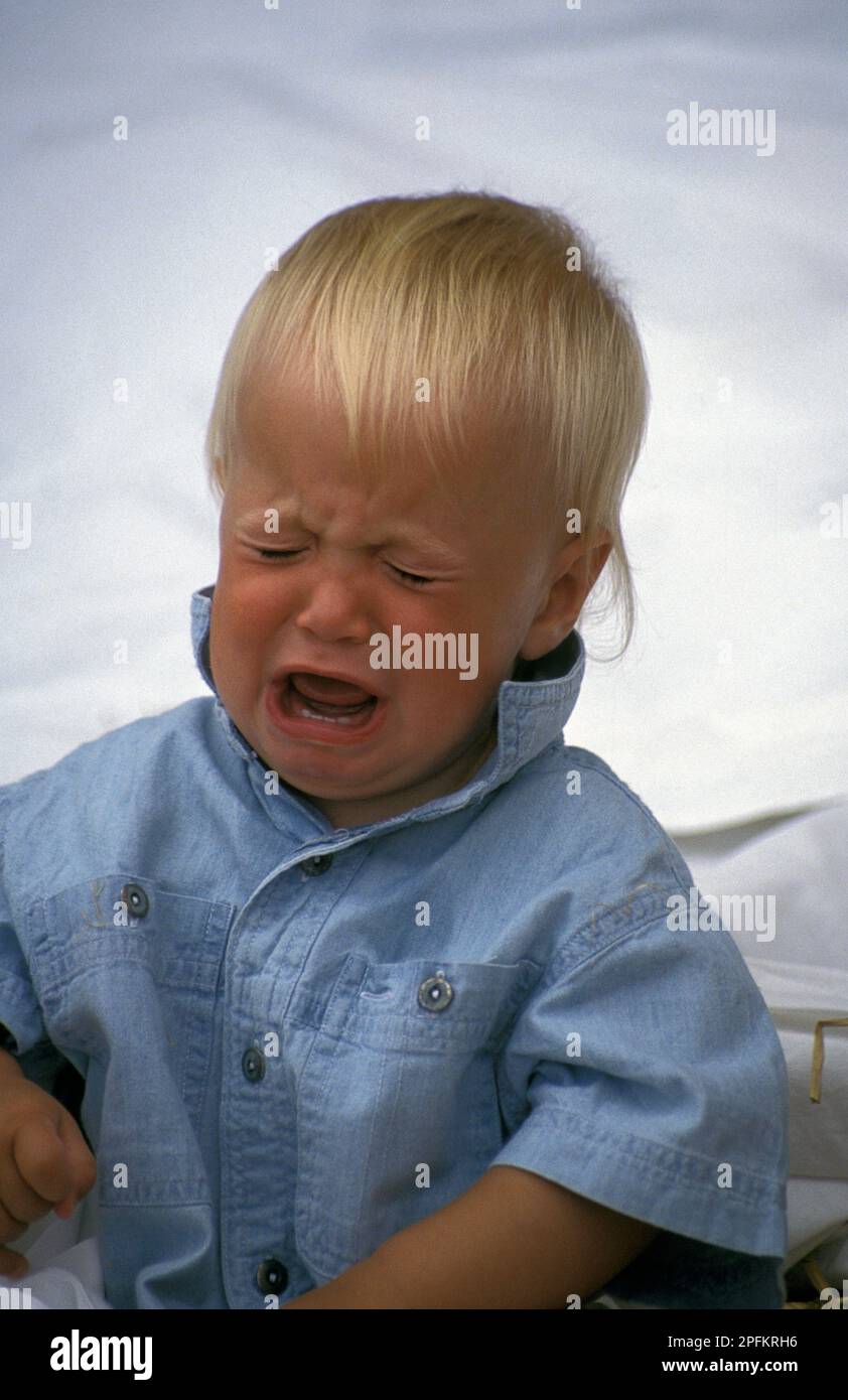 Crying blonde boy toddler hi-res stock photography and images - Alamy