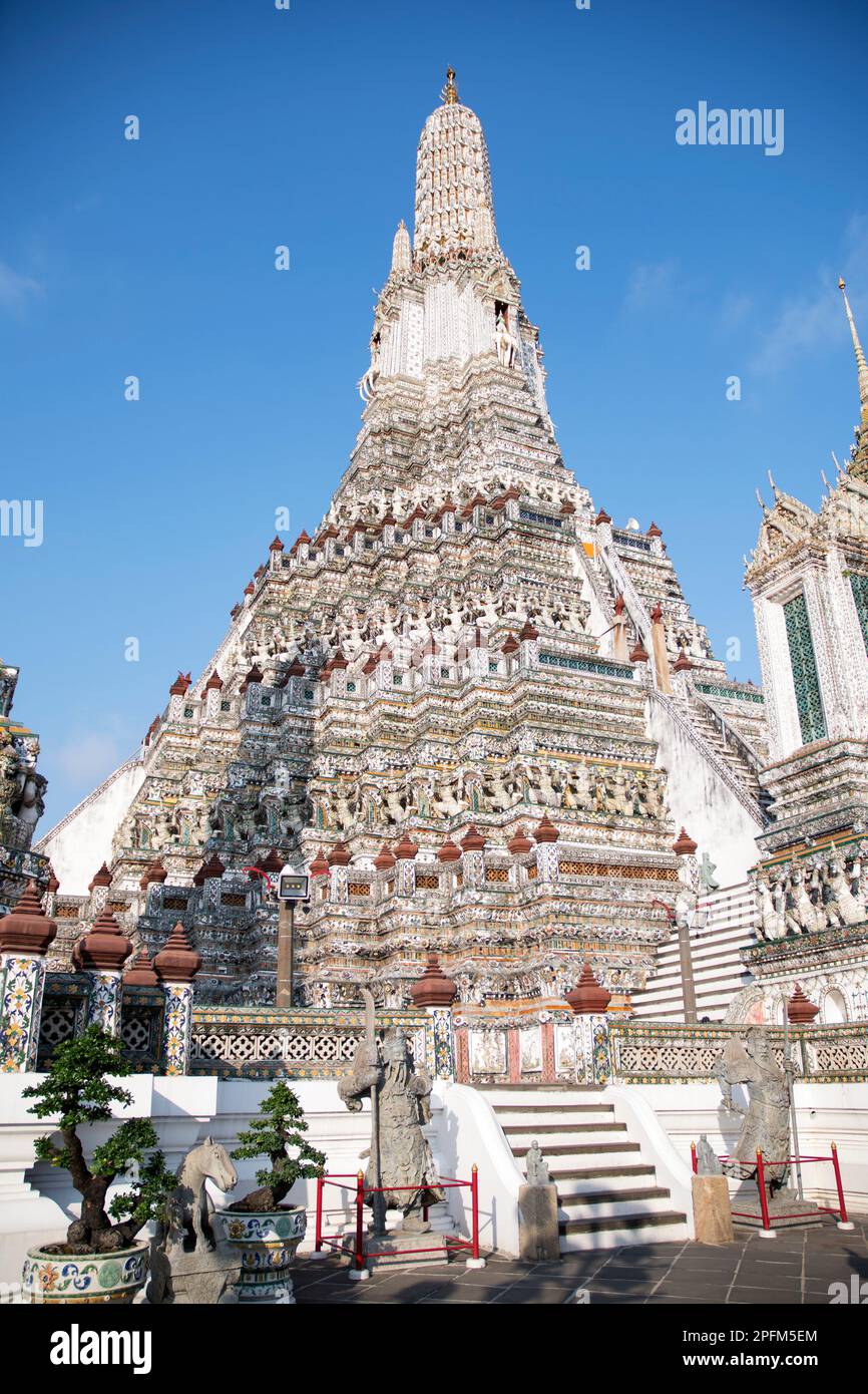 Impressive architectural details of Wat Arun (The Temple of Dawn) in ...