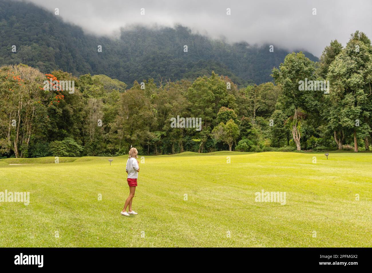 Golf scenery hi-res stock photography and images - Alamy