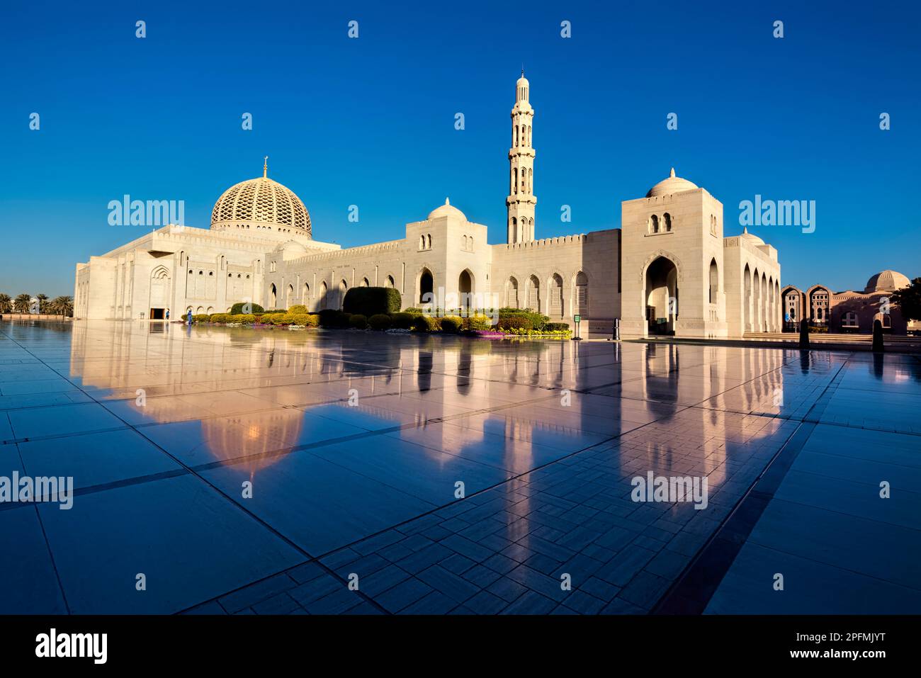 The impressive Sultan Qaboos Grand Mosque, Muscat, Oman Stock Photo - Alamy