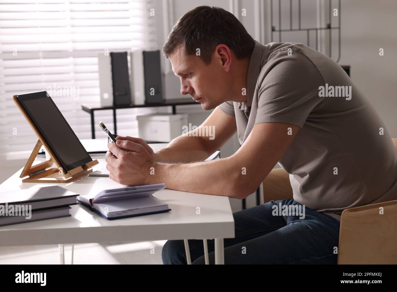 Bad posture hi-res stock photography and images - Alamy