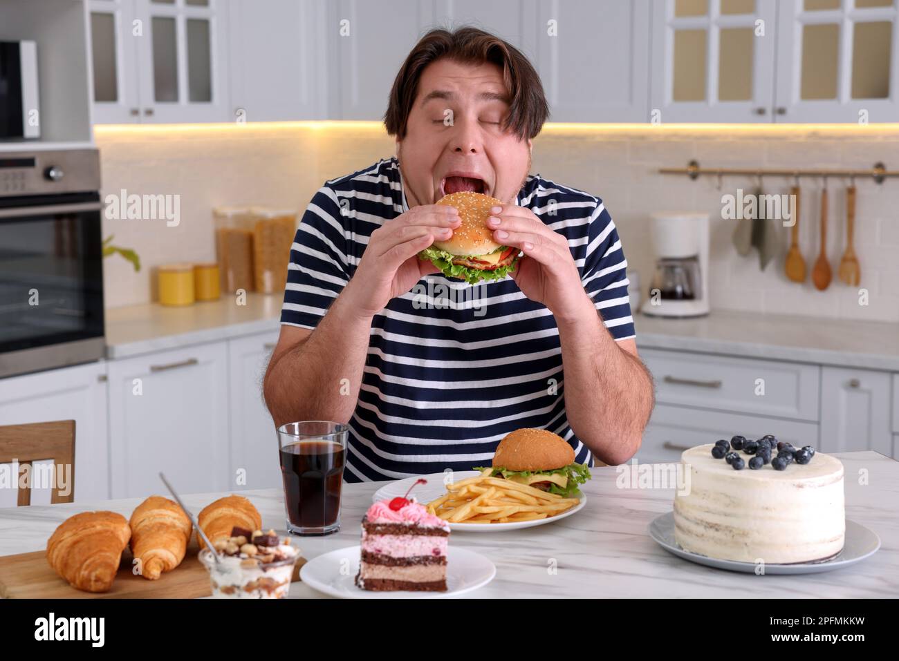 Eating burger man overweight hi-res stock photography and images - Alamy