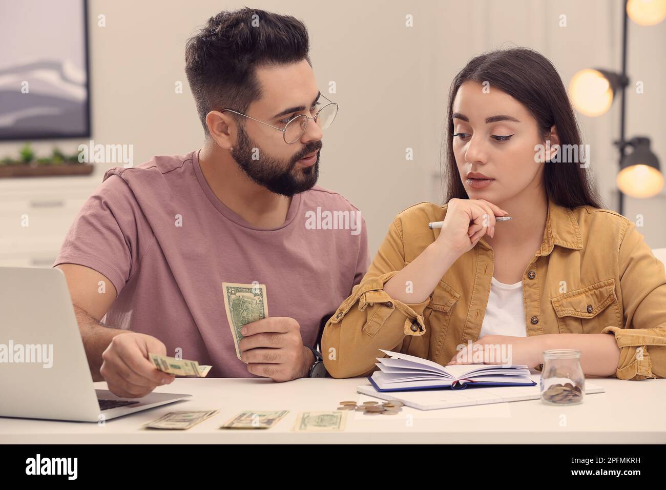 Couple economics hi-res stock photography and images - Alamy