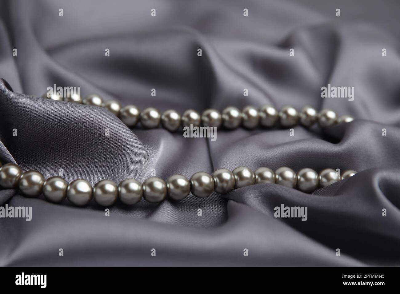 Silver pearls hi-res stock photography and images - Alamy