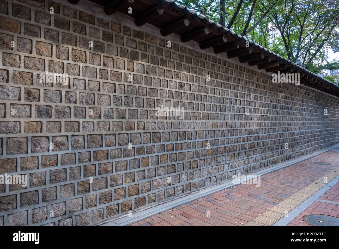 Traditional Korean stone wall boundary with roof Stock Photo - Alamy