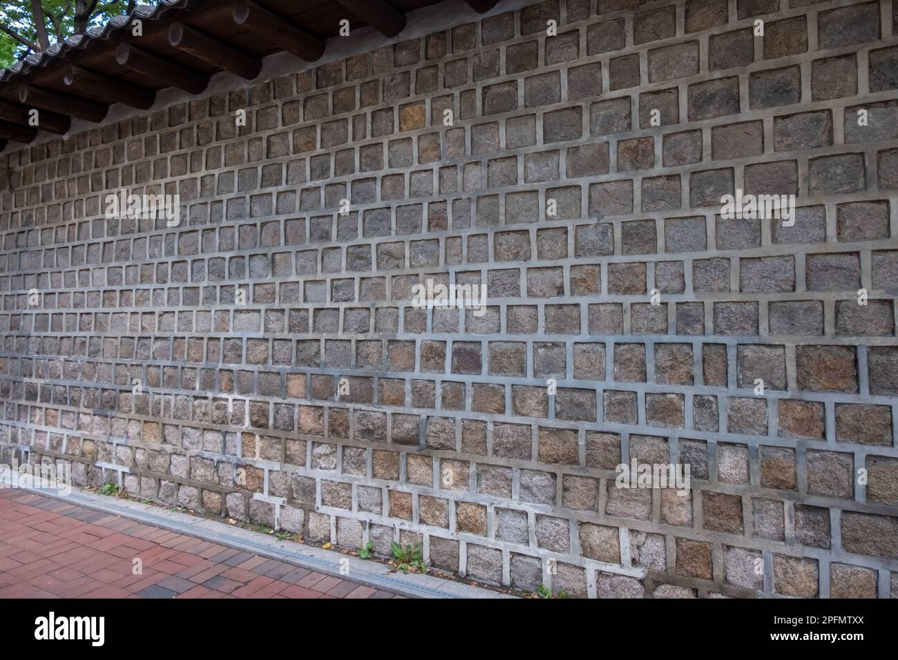 Traditional Korean stone wall boundary with roof Stock Photo - Alamy
