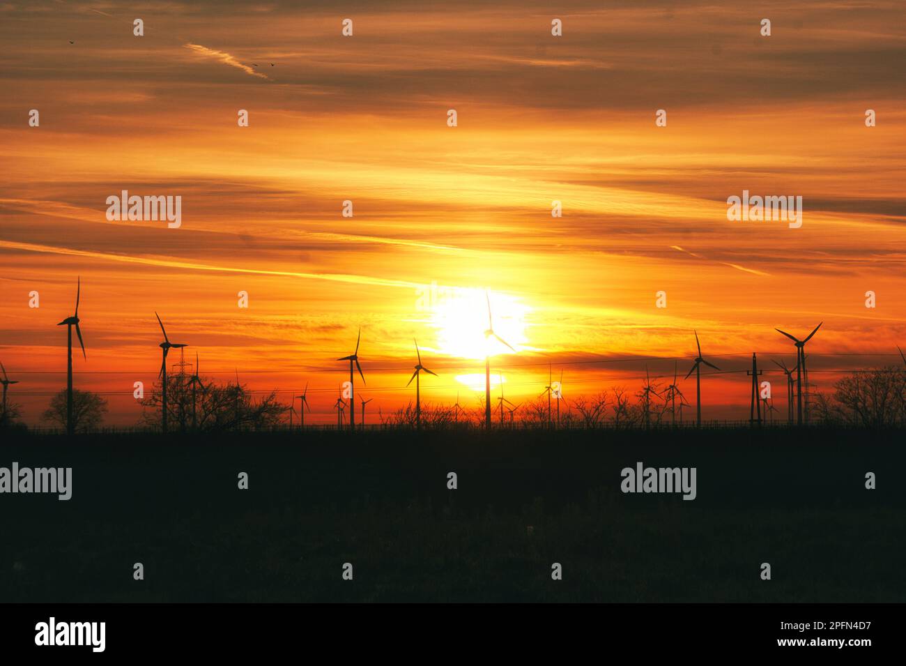 Sonne wolken und windkraftwerke hi-res stock photography and images - Alamy