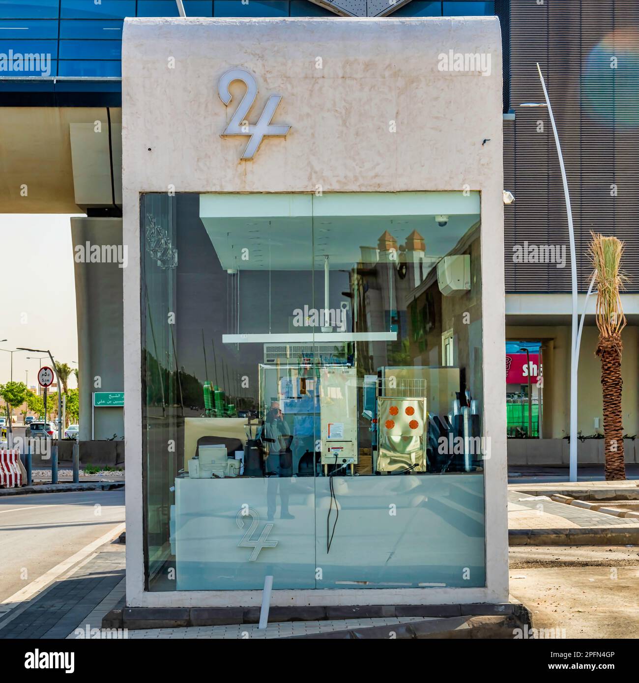 24 Coffee Shop - side view Stock Photo - Alamy