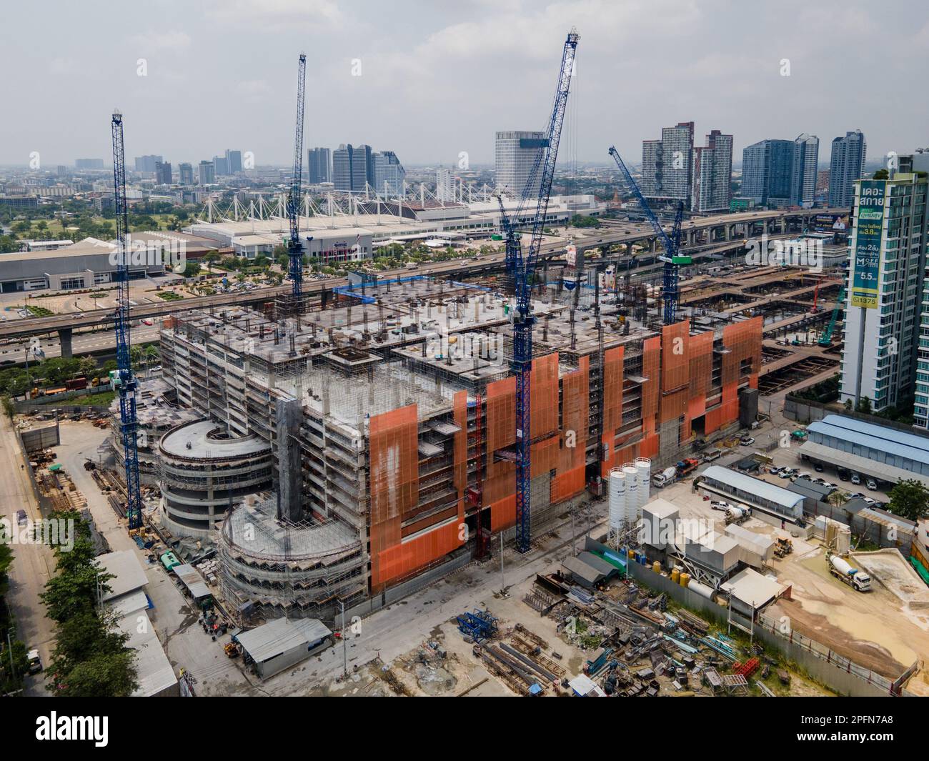 Progress view of the Bangkok Mall project at Bangna Trad and Sukhumvit ...