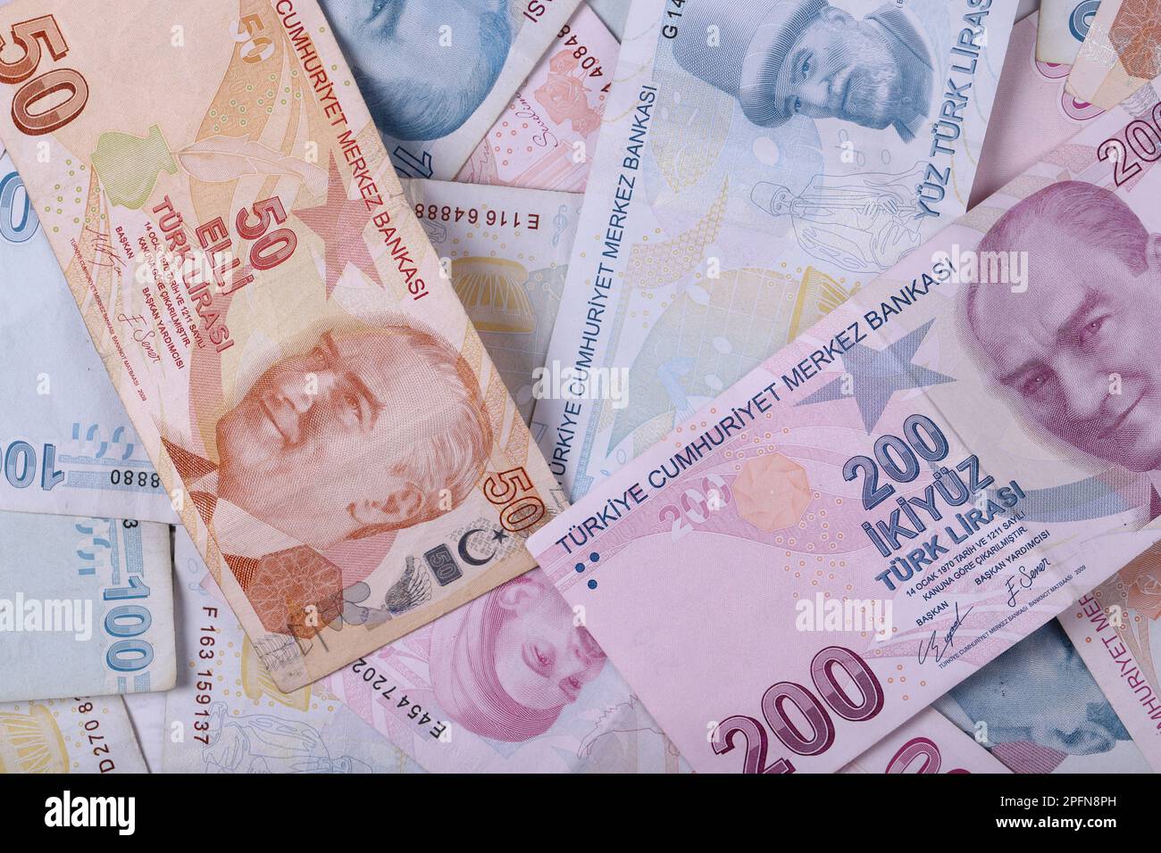 100 lira banknote hi-res stock photography and images - Alamy