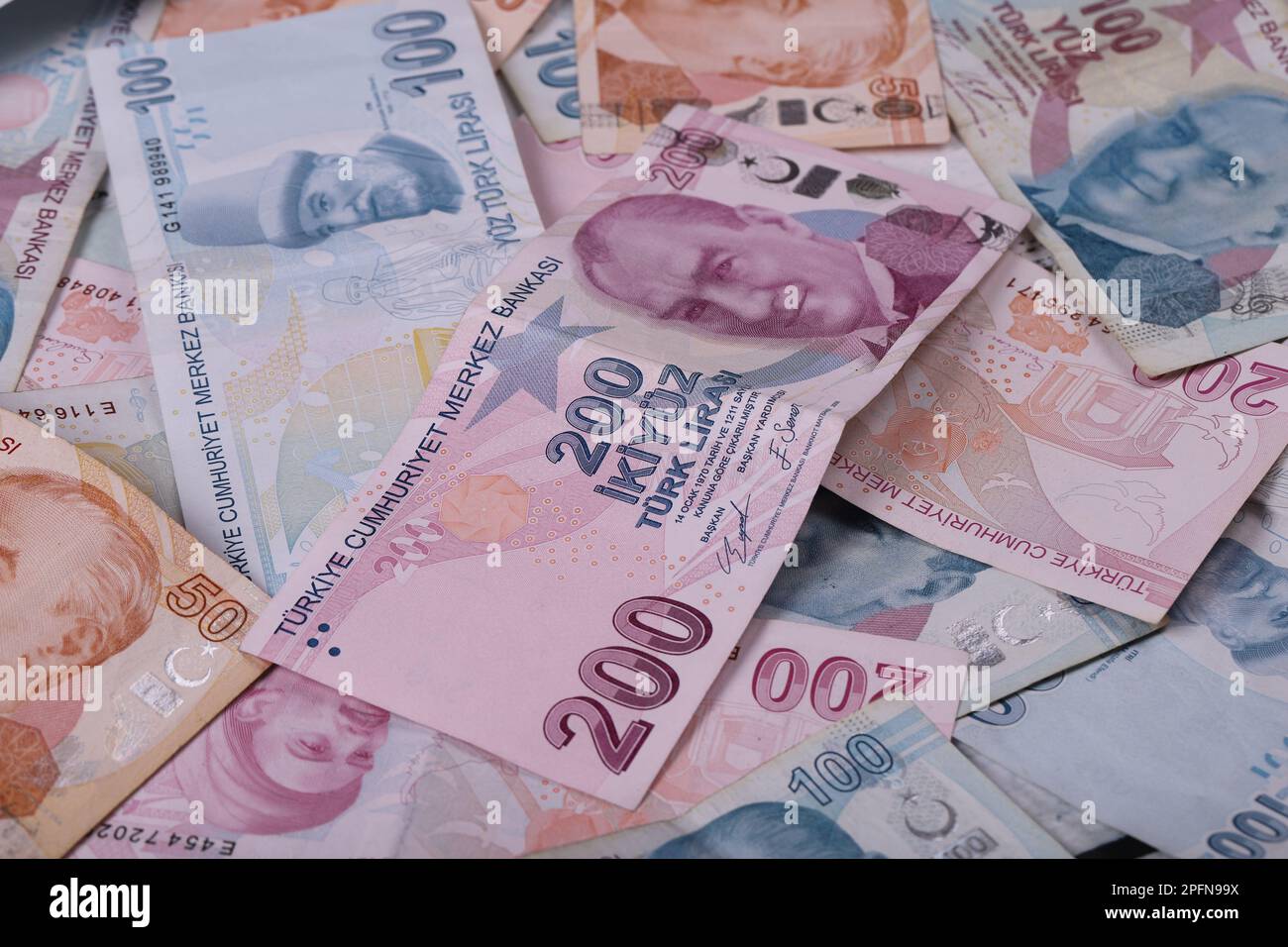 100 lira banknote hi-res stock photography and images - Alamy