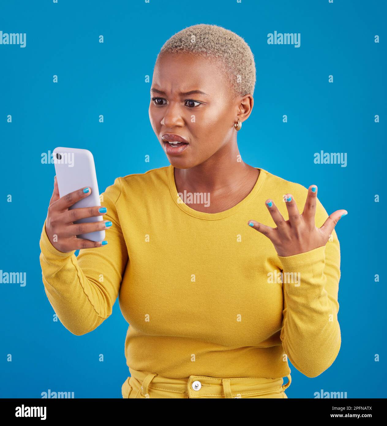 Scam alert social media hi-res stock photography and images - Alamy