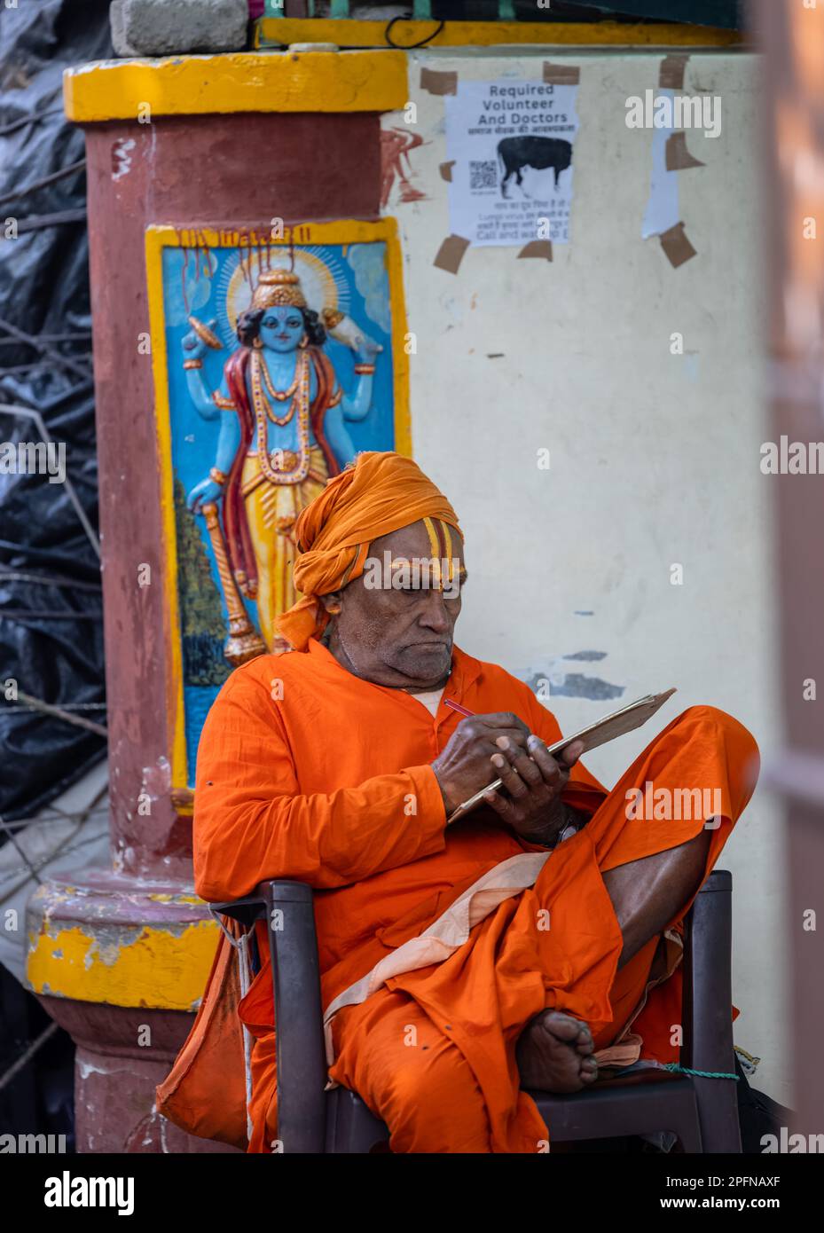 Sadhu monk wearing saffron hi-res stock photography and images - Alamy