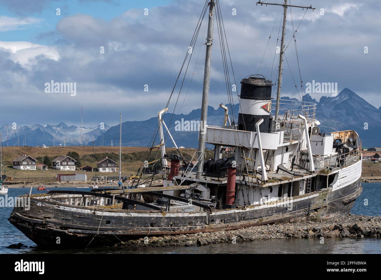 Ships wreckage hi-res stock photography and images - Alamy