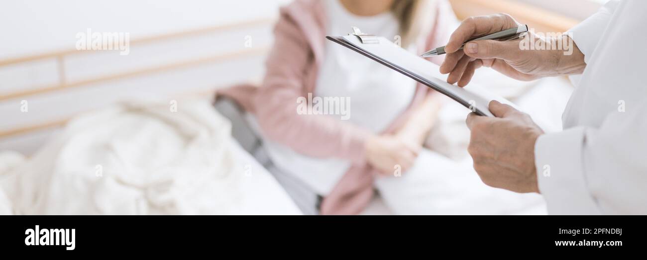 Doctor round hi-res stock photography and images - Alamy