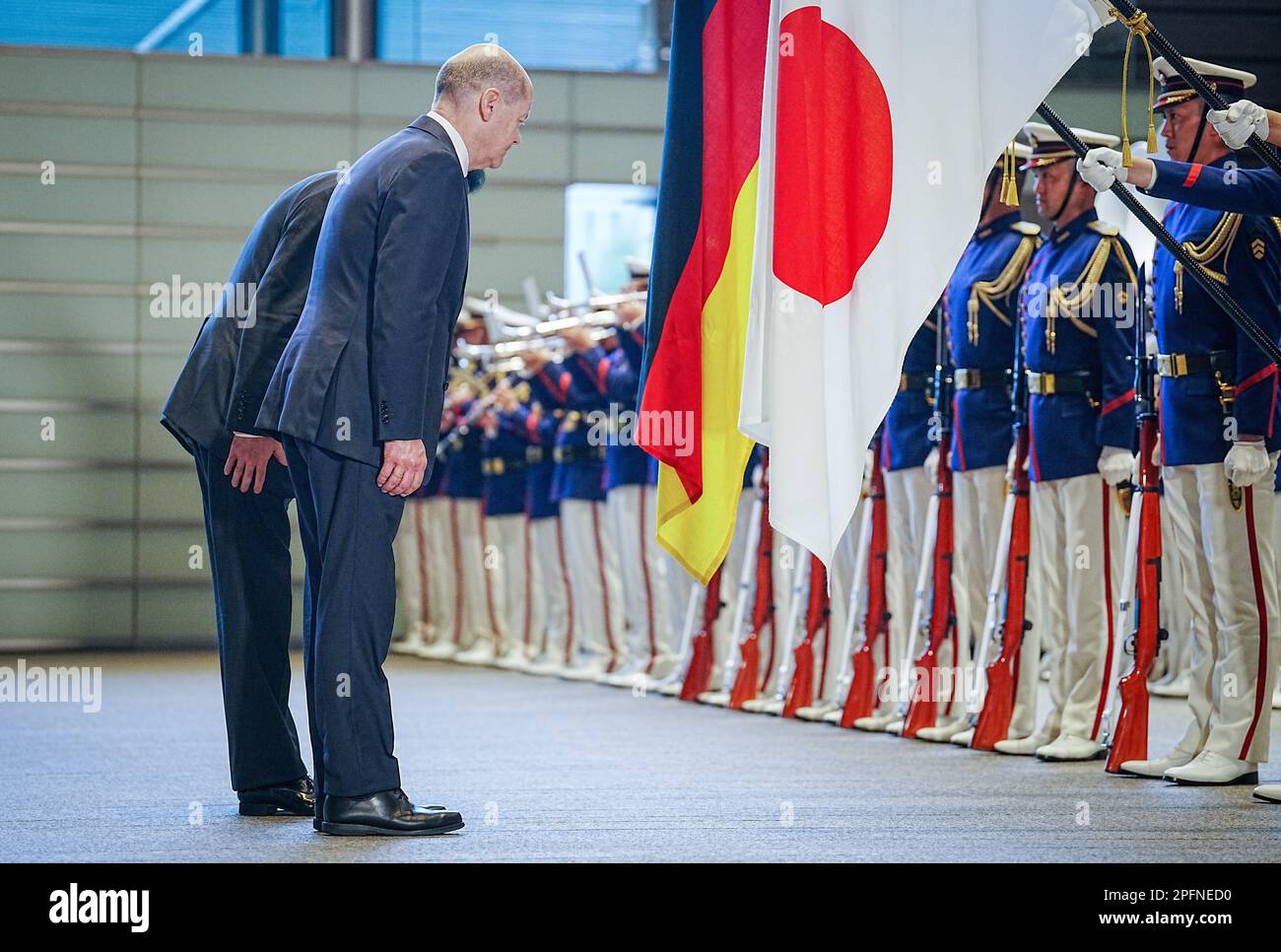 Tokio, Japan. 18th Mar, 2023. German Chancellor Olaf Scholz (r, SPD) is ...
