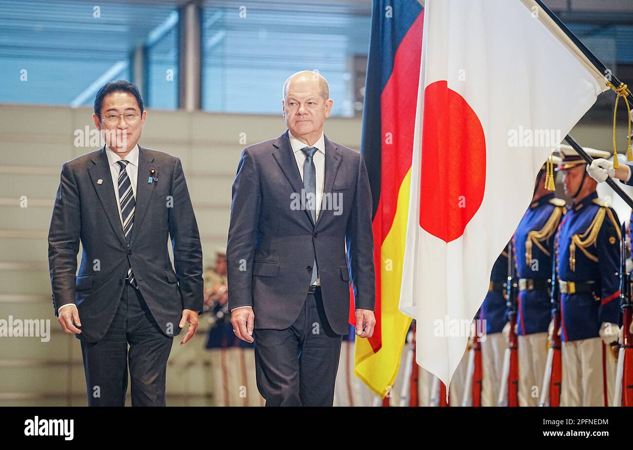 Tokio, Japan. 18th Mar, 2023. German Chancellor Olaf Scholz (r, SPD) is ...