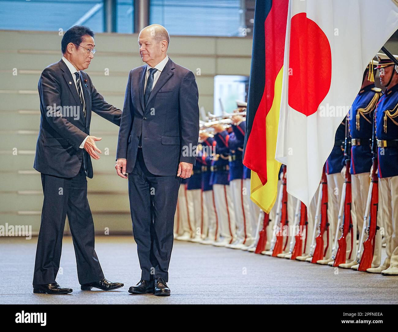 Tokio, Japan. 18th Mar, 2023. German Chancellor Olaf Scholz (r, SPD) is ...