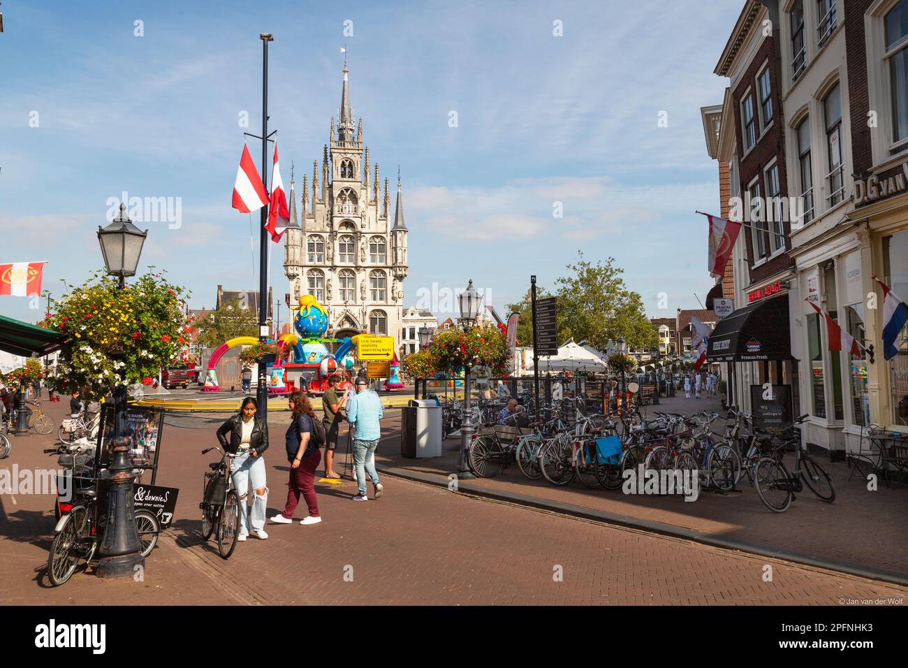 Center of the medieval cheese town of Gouda Stock Photo - Alamy