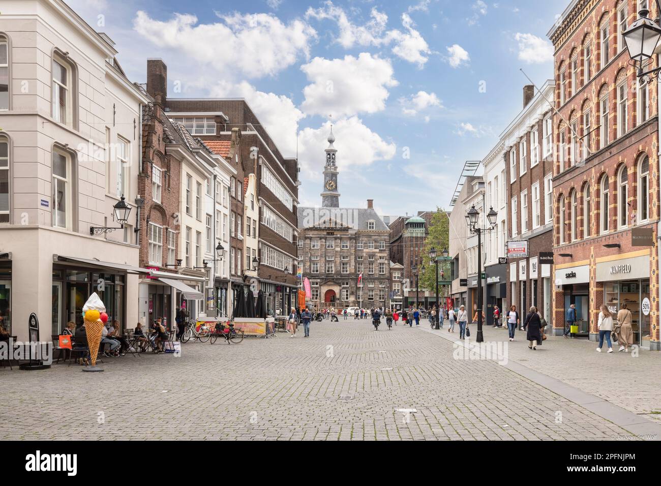 Pedestrians in the pleasant shopping street in the center of Den Bosch ...
