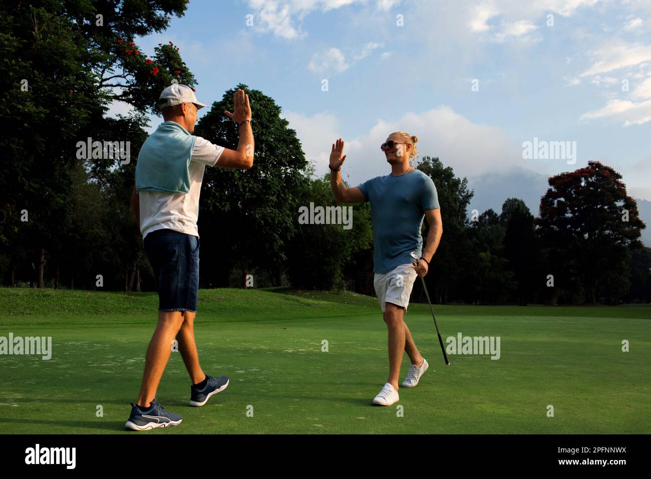 Group of friends playing golf hi-res stock photography and images - Alamy